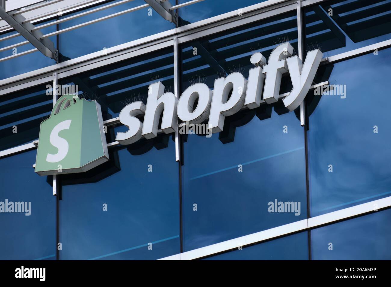 Shopify hi-res stock photography and images - Alamy
