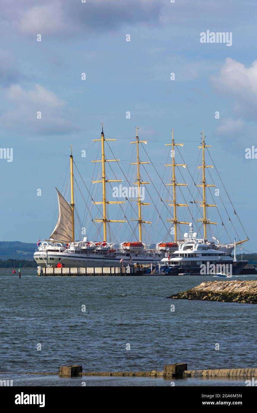 Poole, Dorset, UK. 29th July, 2021. Golden Horizon luxury cruise ship ...