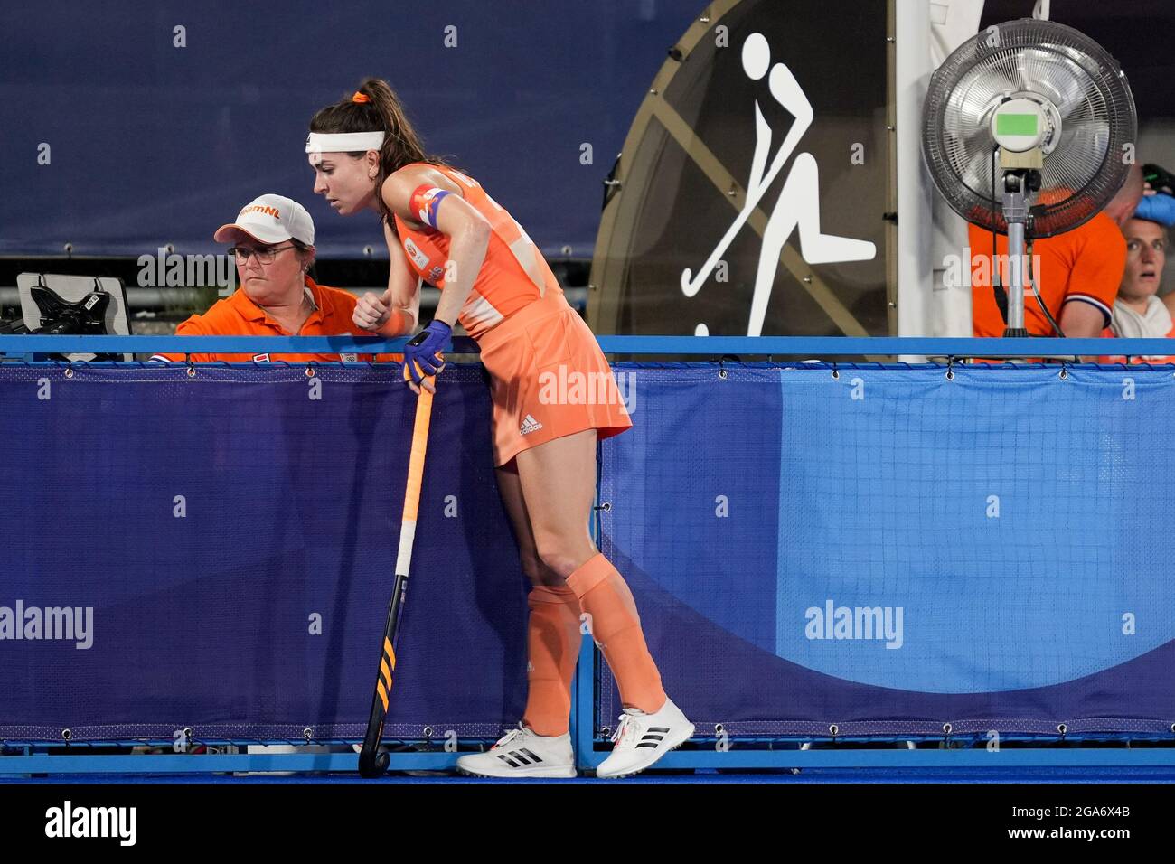 TOKYO, JAPAN - JULY 29: coach Alyson Annan of the Netherlands and Eva ...