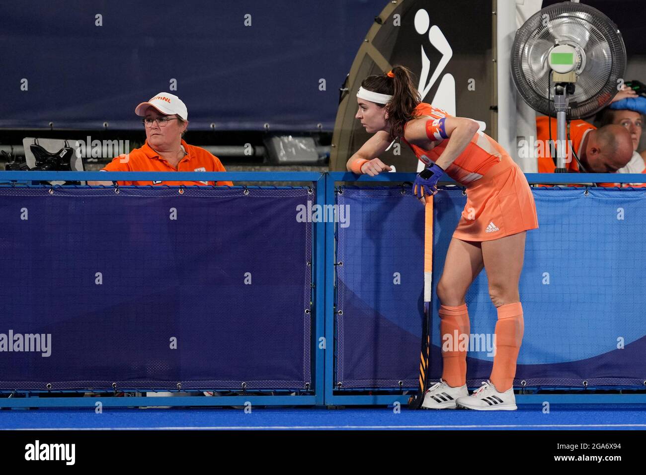 TOKYO, JAPAN - JULY 29: coach Alyson Annan of the Netherlands and Eva ...
