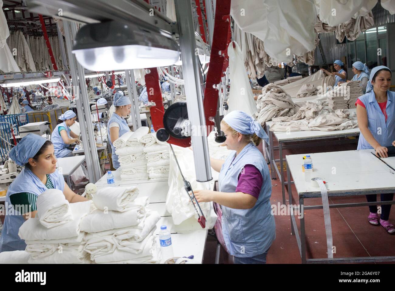 Female factory worker china hi-res stock photography and images - Alamy