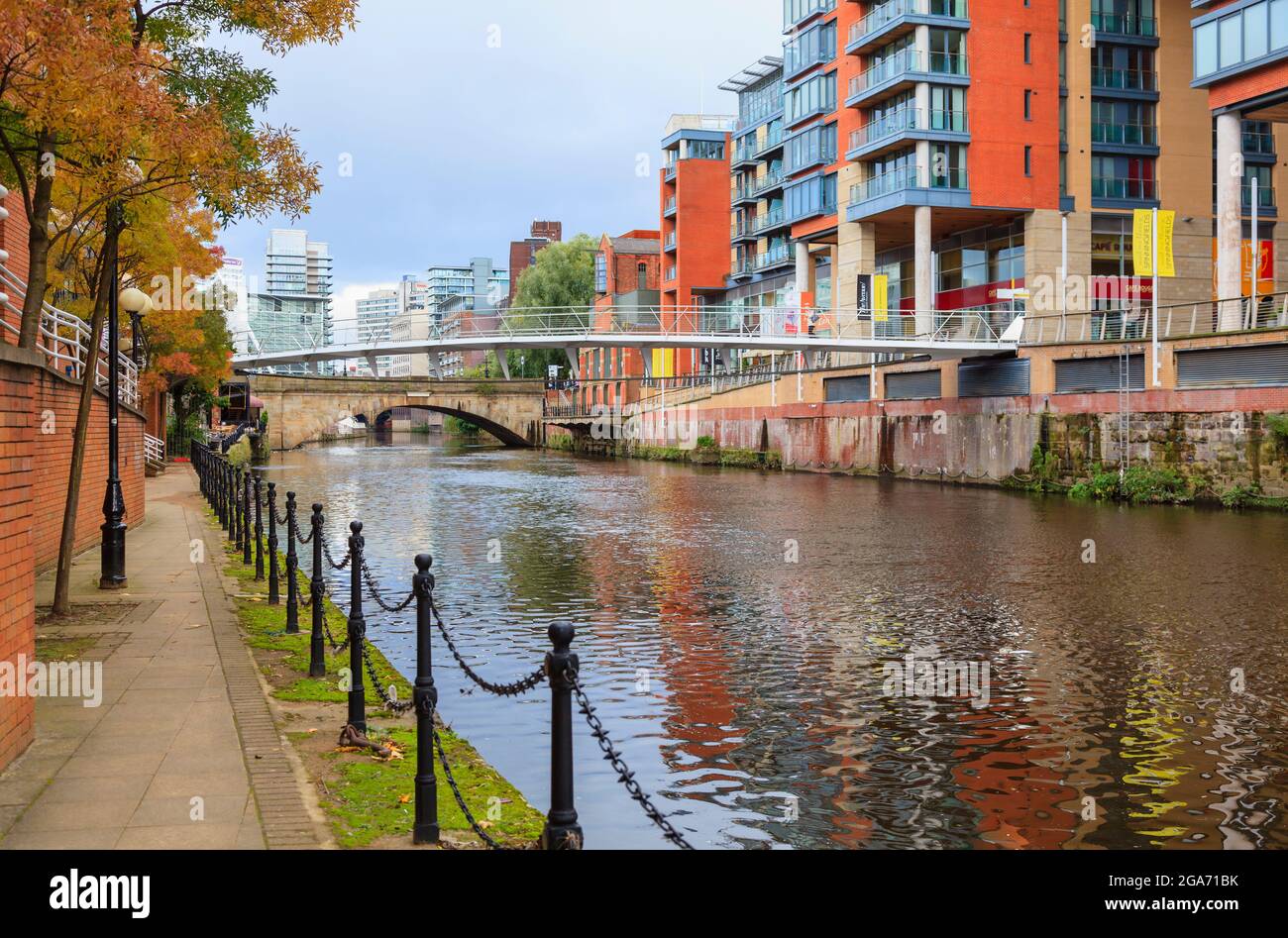 Manchester pedestrian footbridge hi-res stock photography and images ...