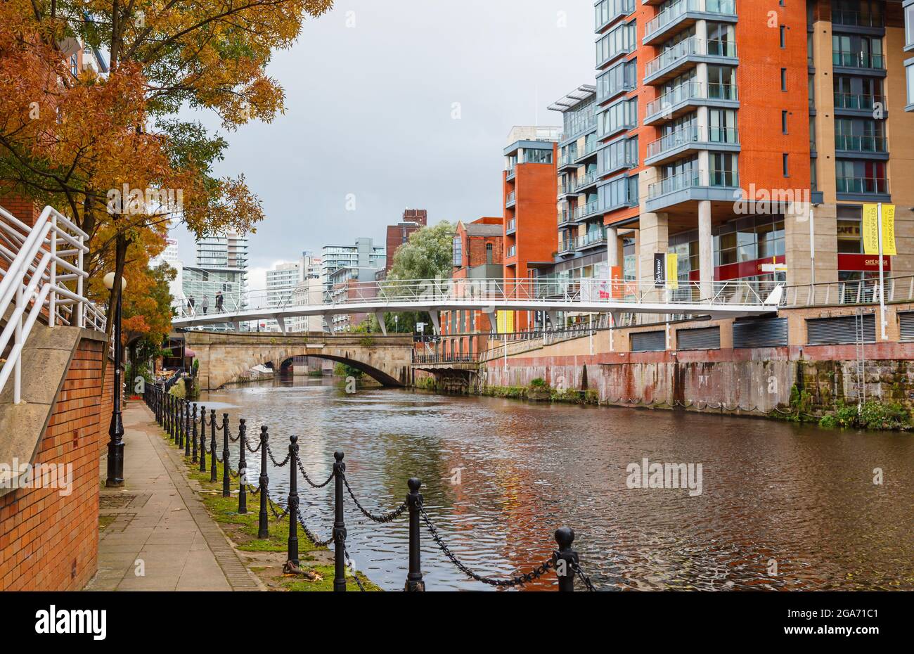 Manchester pedestrian footbridge hi-res stock photography and images ...