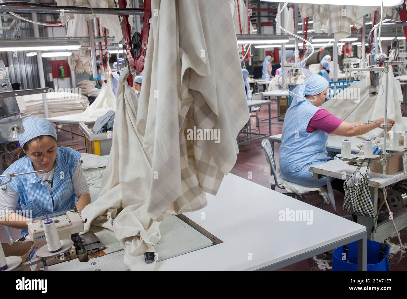 Female factory worker china hi-res stock photography and images - Alamy