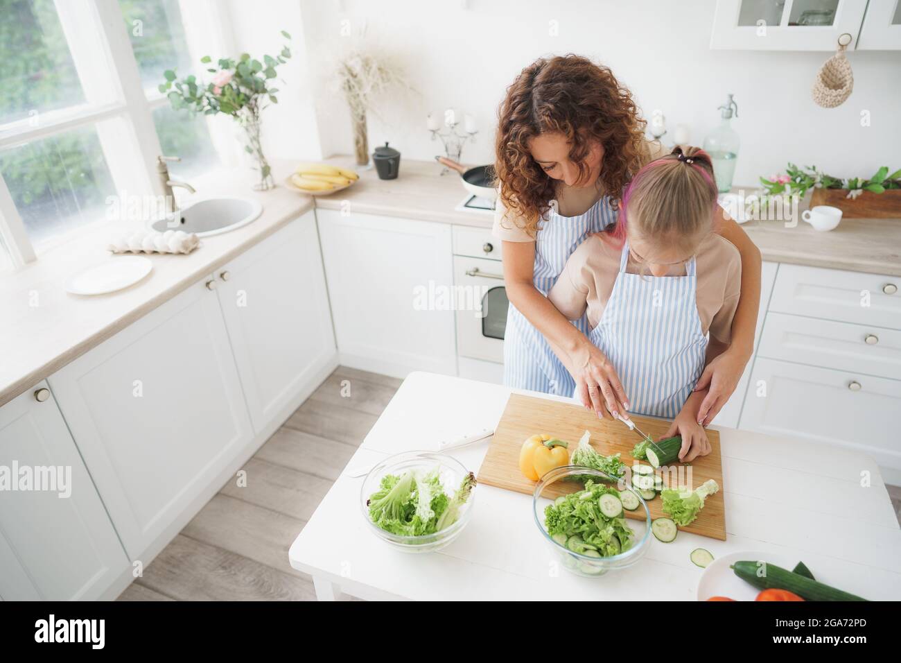 Mom teaching daughter cook meal hi-res stock photography and images - Alamy