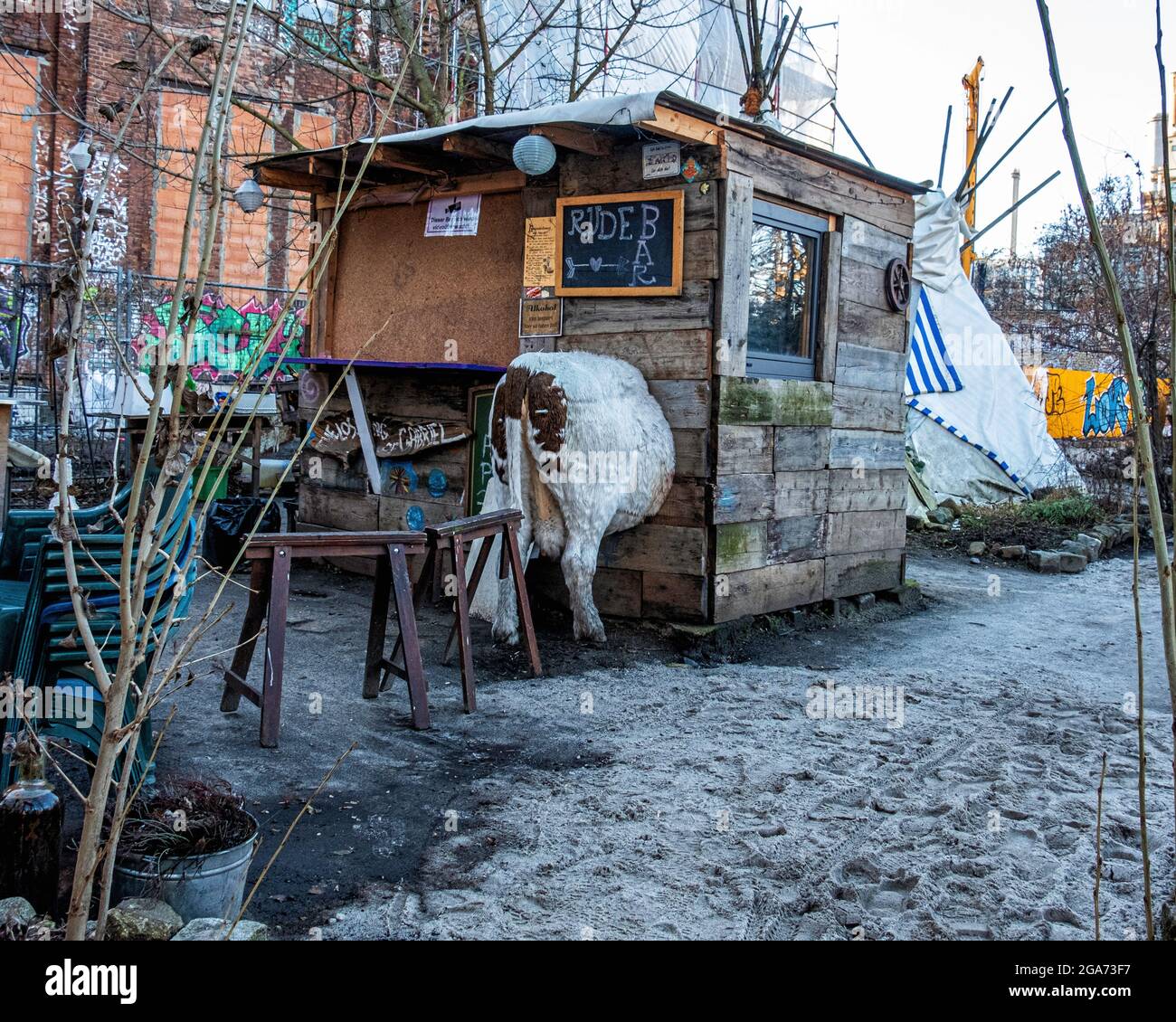 Shed housing bar hi-res stock photography and images - Alamy