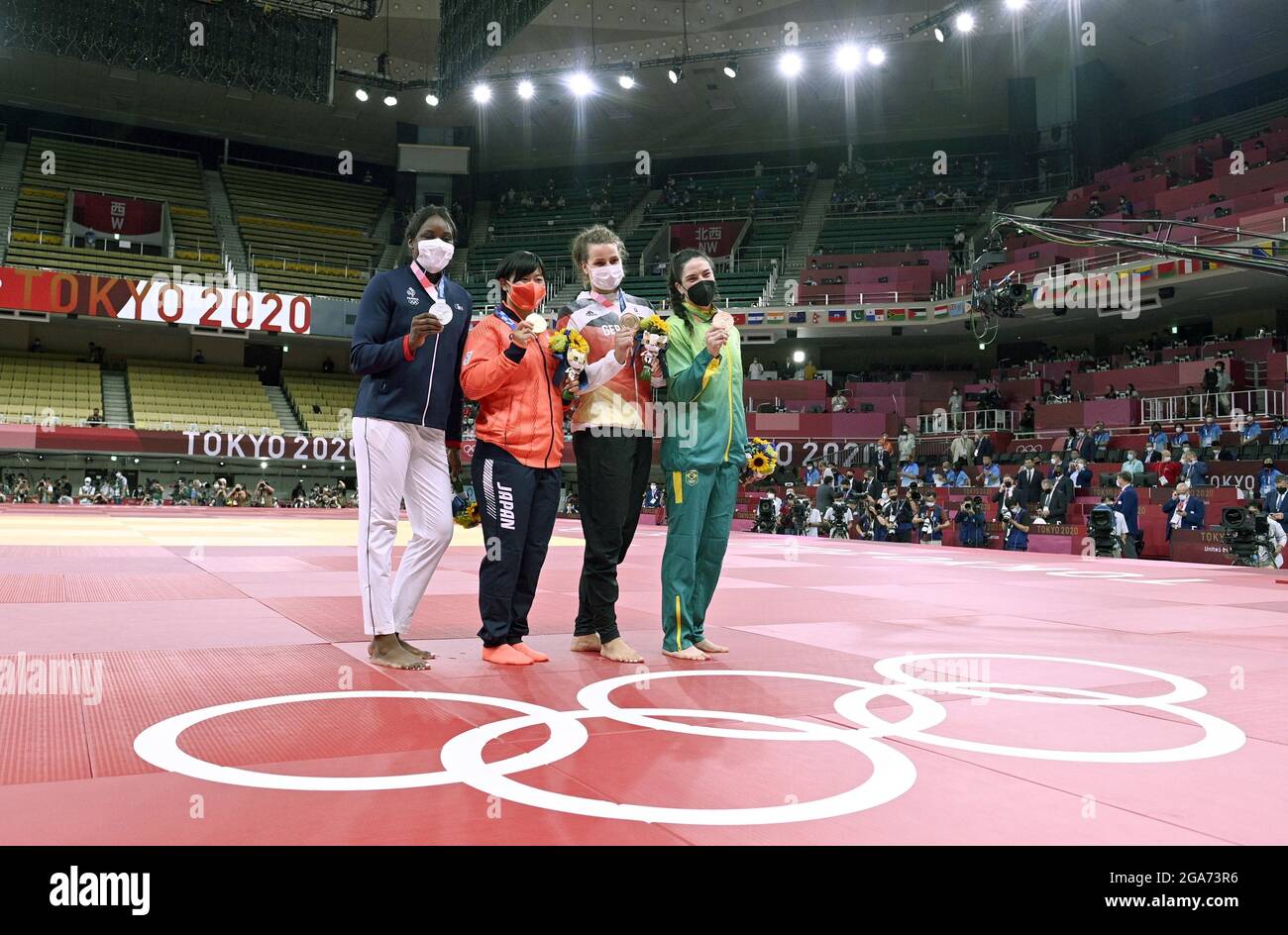 Shori Hamada of Japan (2nd from L) poses with her judo 78-kilogram gold ...