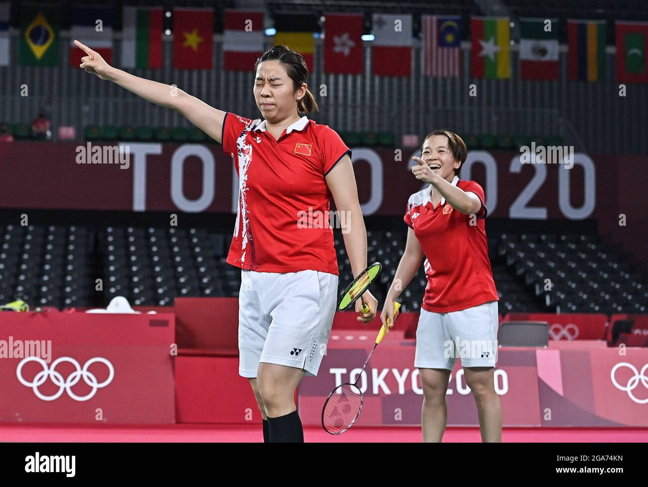 (210729) -- TOKYO, July 29, 2021 (Xinhua) -- China's Chen Qingchen (R) and Jia Yifan celebrate ...