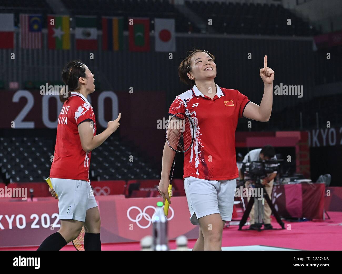 (210729) -- TOKYO, July 29, 2021 (Xinhua) -- China's Chen Qingchen (R) and Jia Yifan celebrate ...