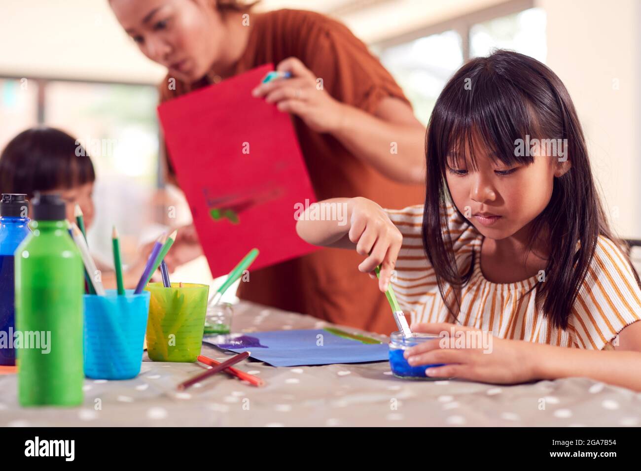 Children doing craft hi-res stock photography and images - Alamy