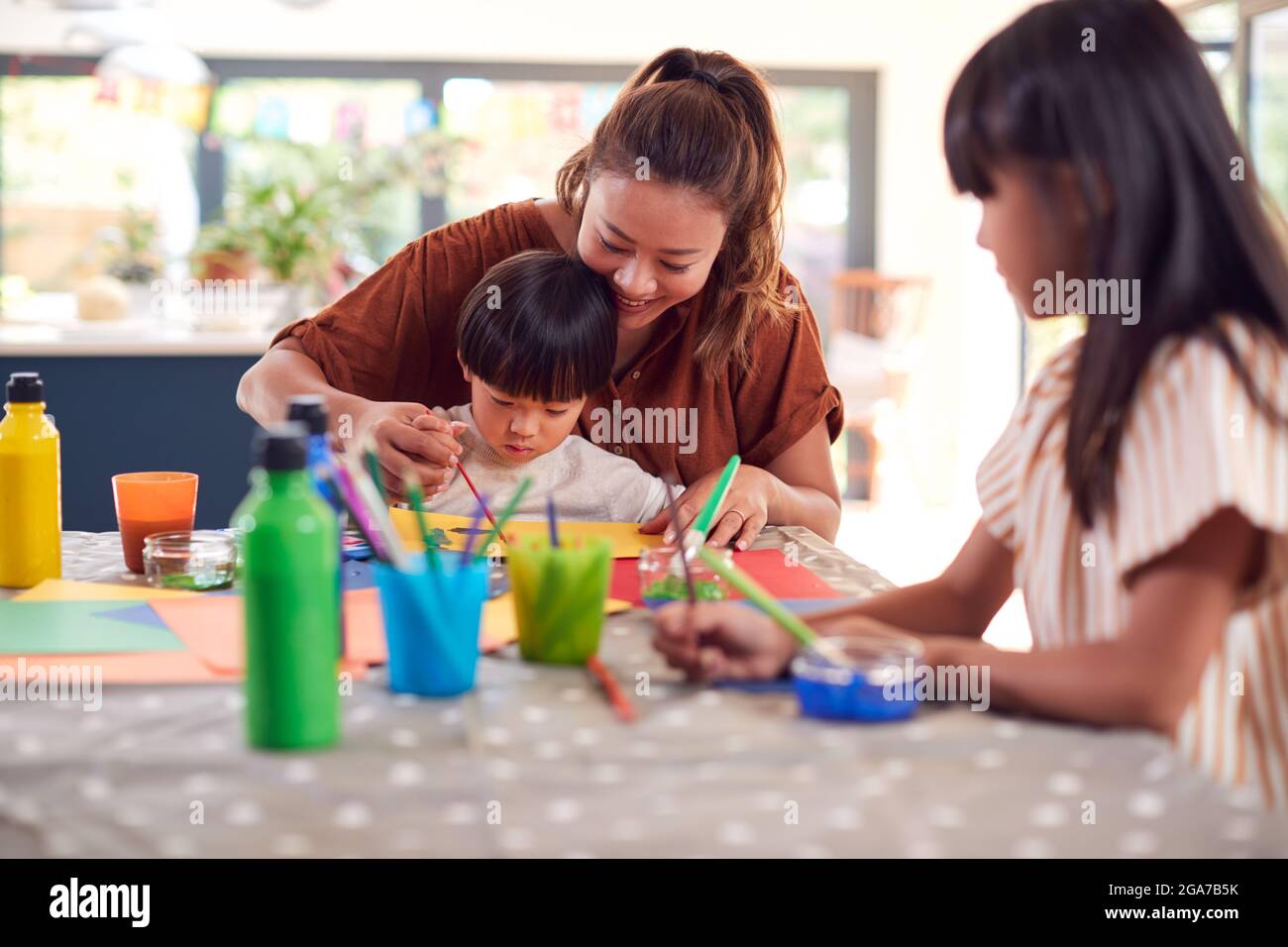 Children doing craft hi-res stock photography and images - Alamy