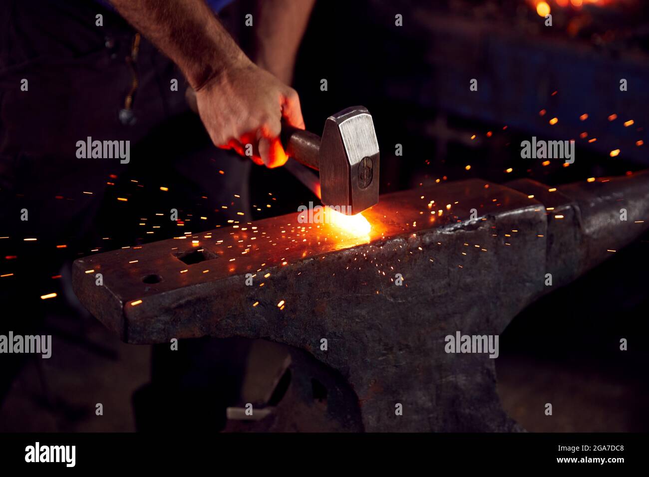 Anvil sparks hi-res stock photography and images - Alamy