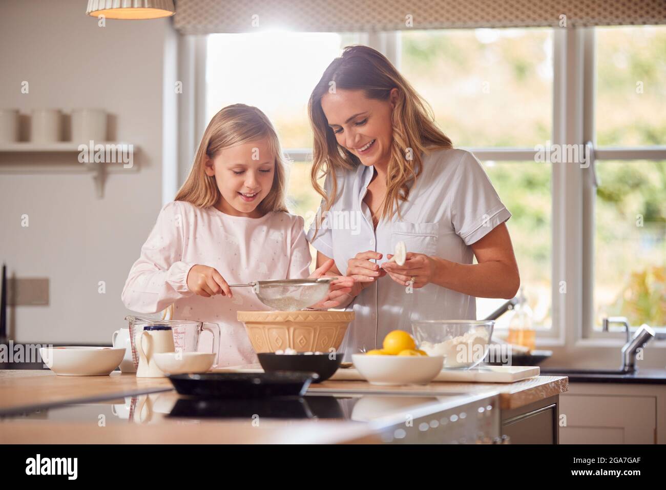 9 years old girl cooking hi-res stock photography and images - Alamy