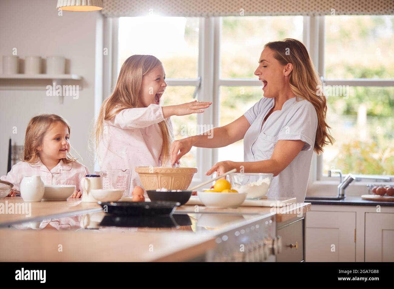 9 years old girl cooking hi-res stock photography and images - Alamy