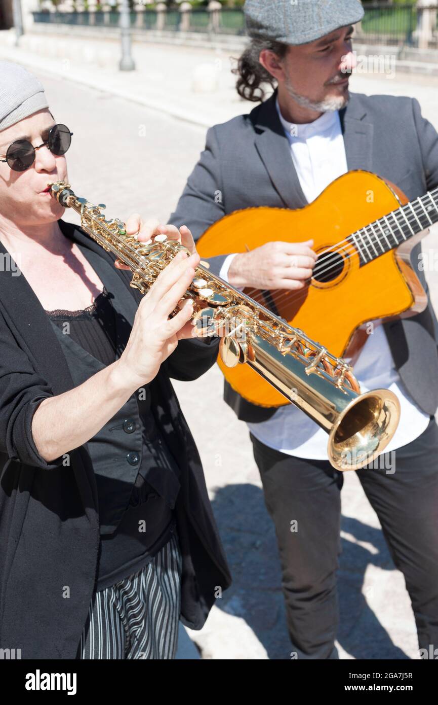 Group street musicians band playing hi-res stock photography and images ...