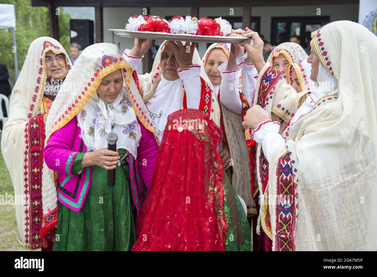Turkish traditional wedding dress hi-res stock photography and images ...