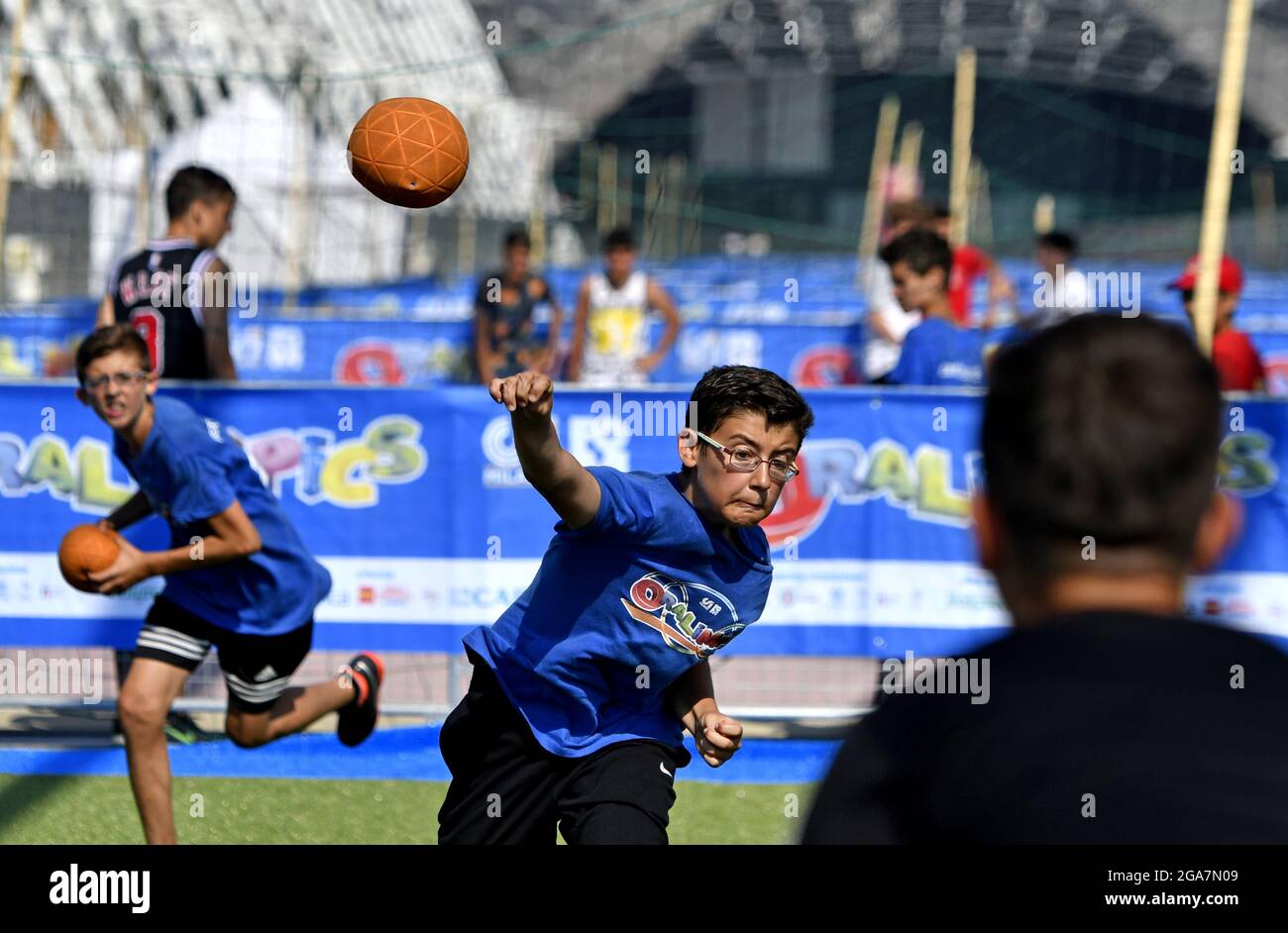 Kids playing ball hi-res stock photography and images - Alamy