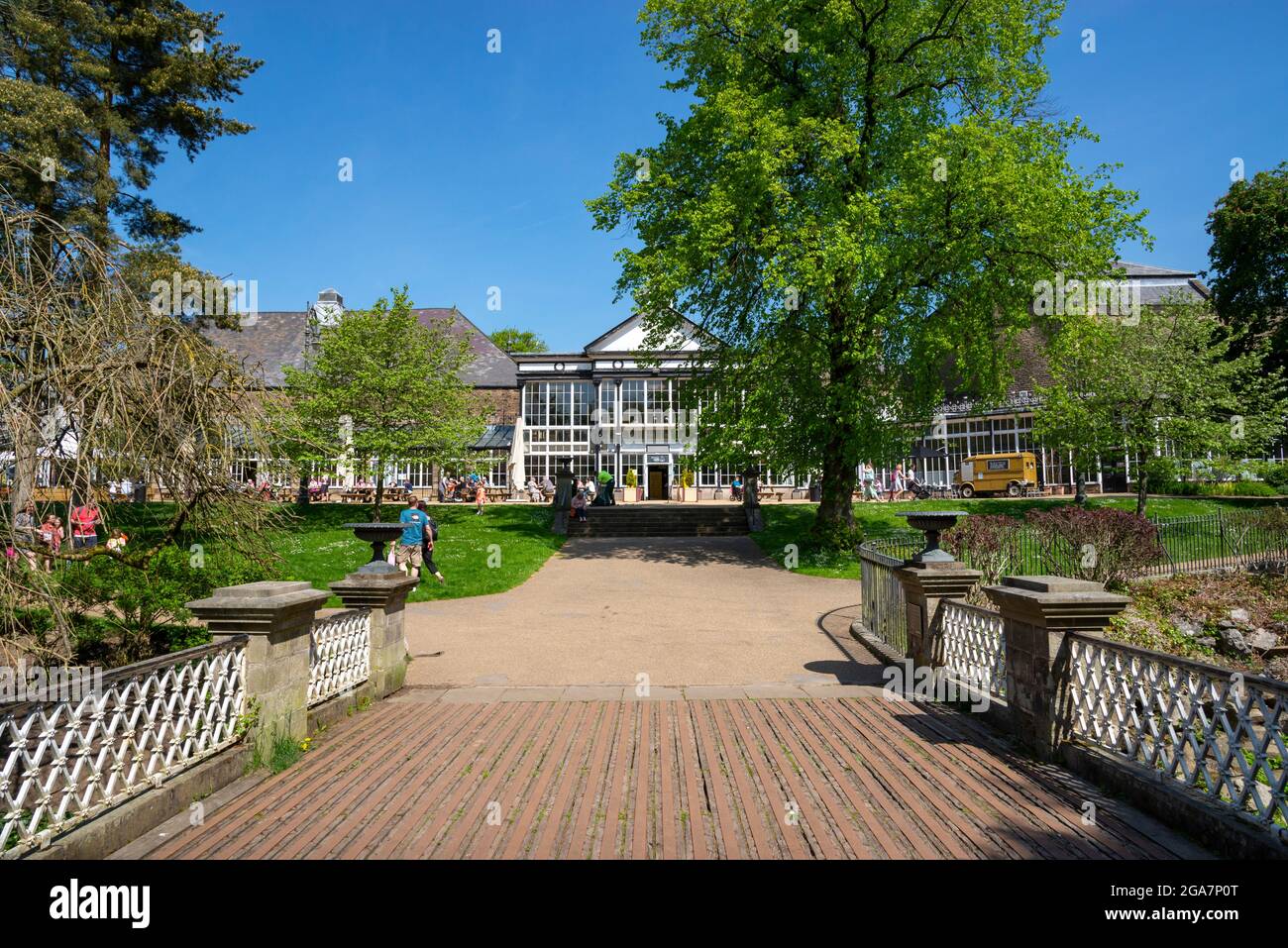 A busy summer day at Buxton Pavilion Gardens, Derbyshire, England Stock ...