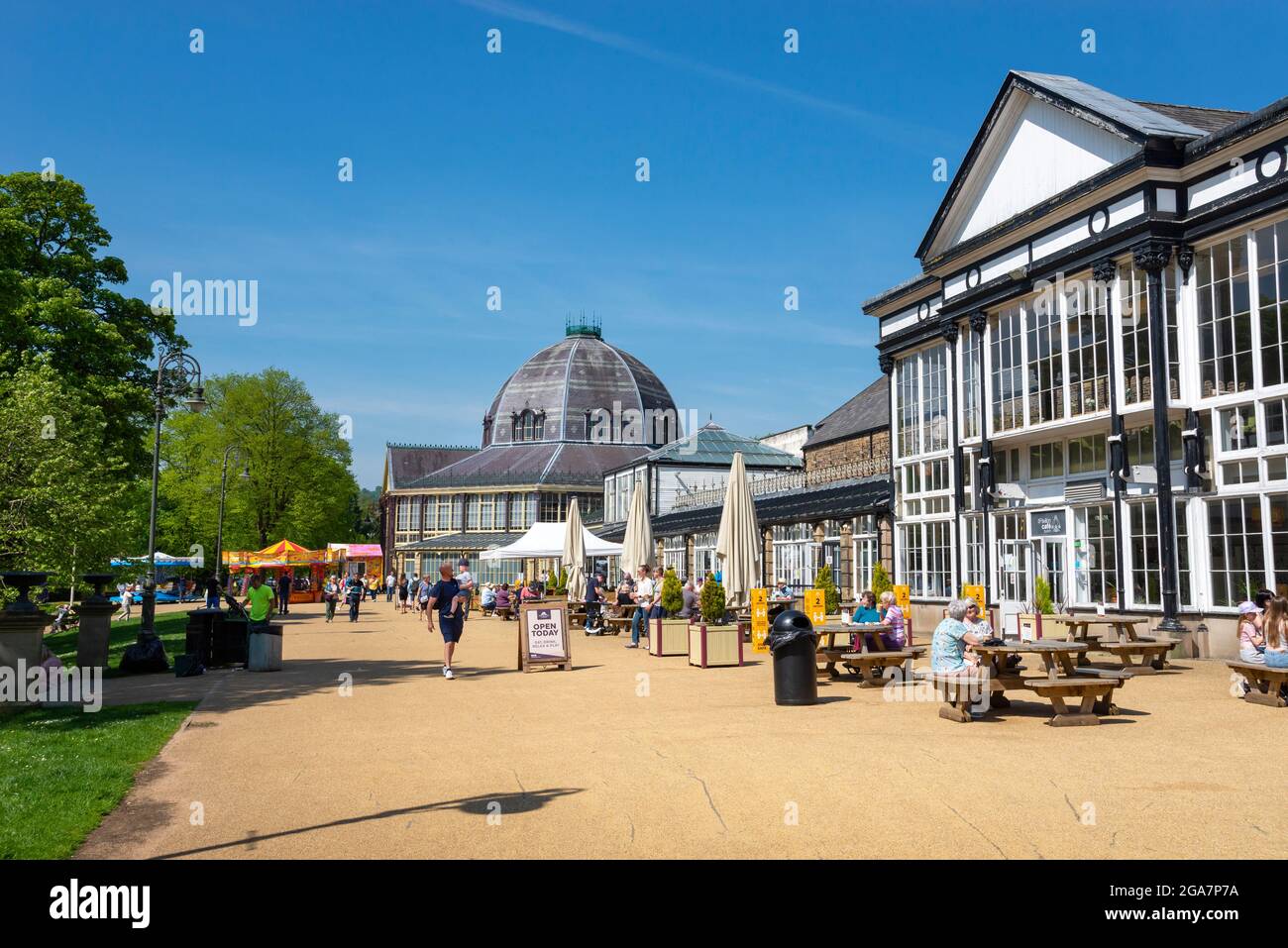 A busy summer day at Buxton Pavilion Gardens, Derbyshire, England Stock ...
