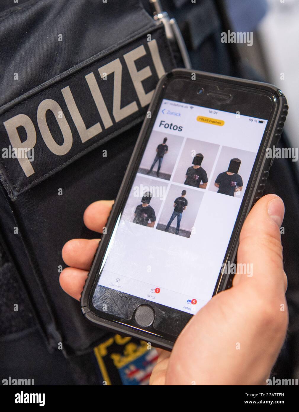 29 July 2021, Hessen, Frankfurt/Main: A police officer shows a special ...