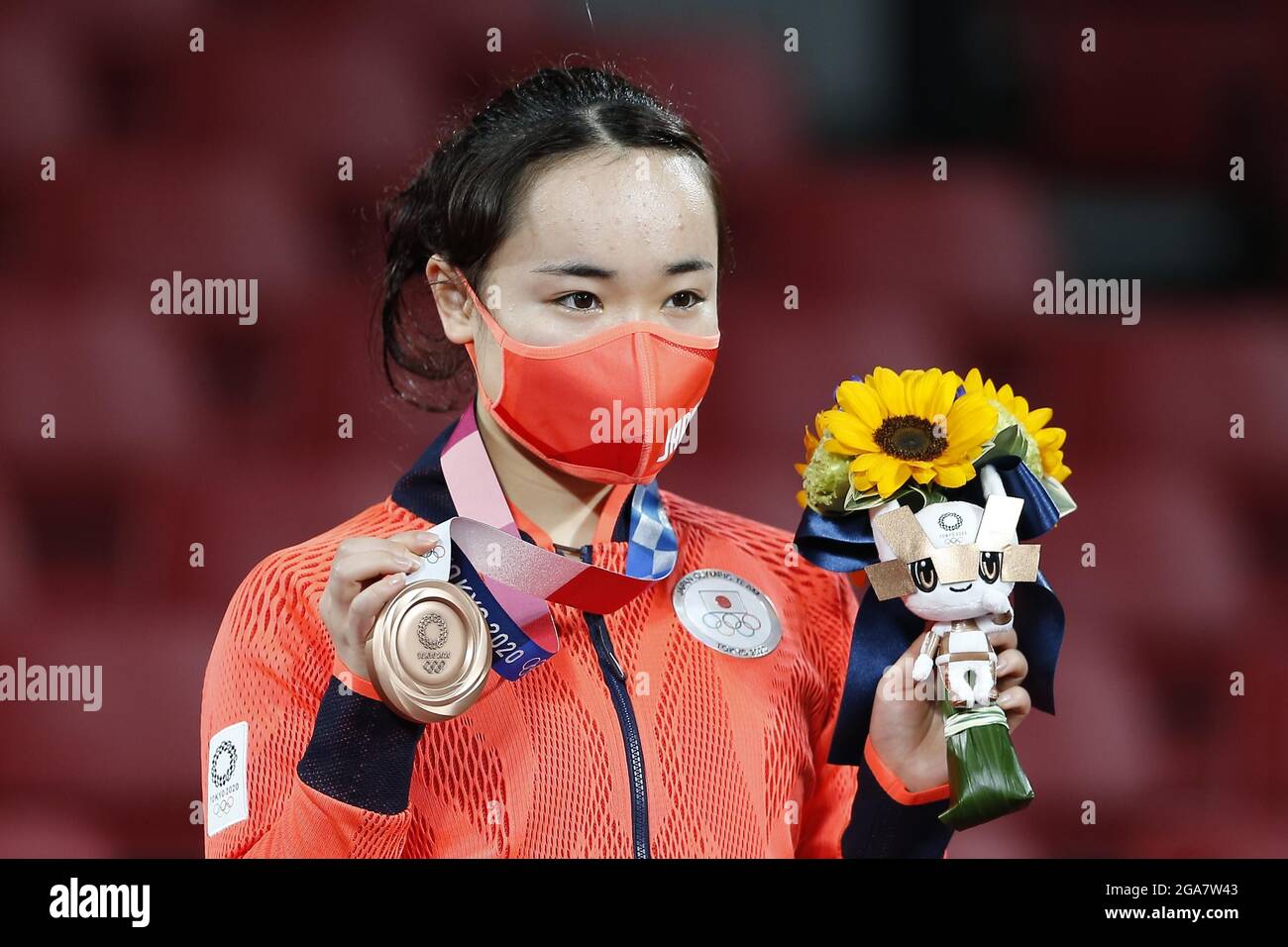Tokyo, Japan. 29th July, 2021. Japan's Ito Mima shows her bronze medal ...