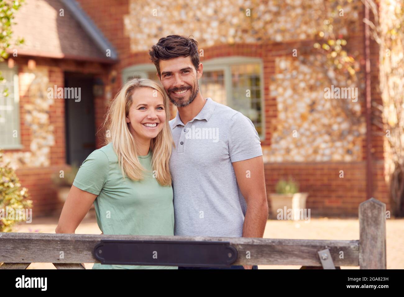 Man standing outside gate hi-res stock photography and images - Alamy