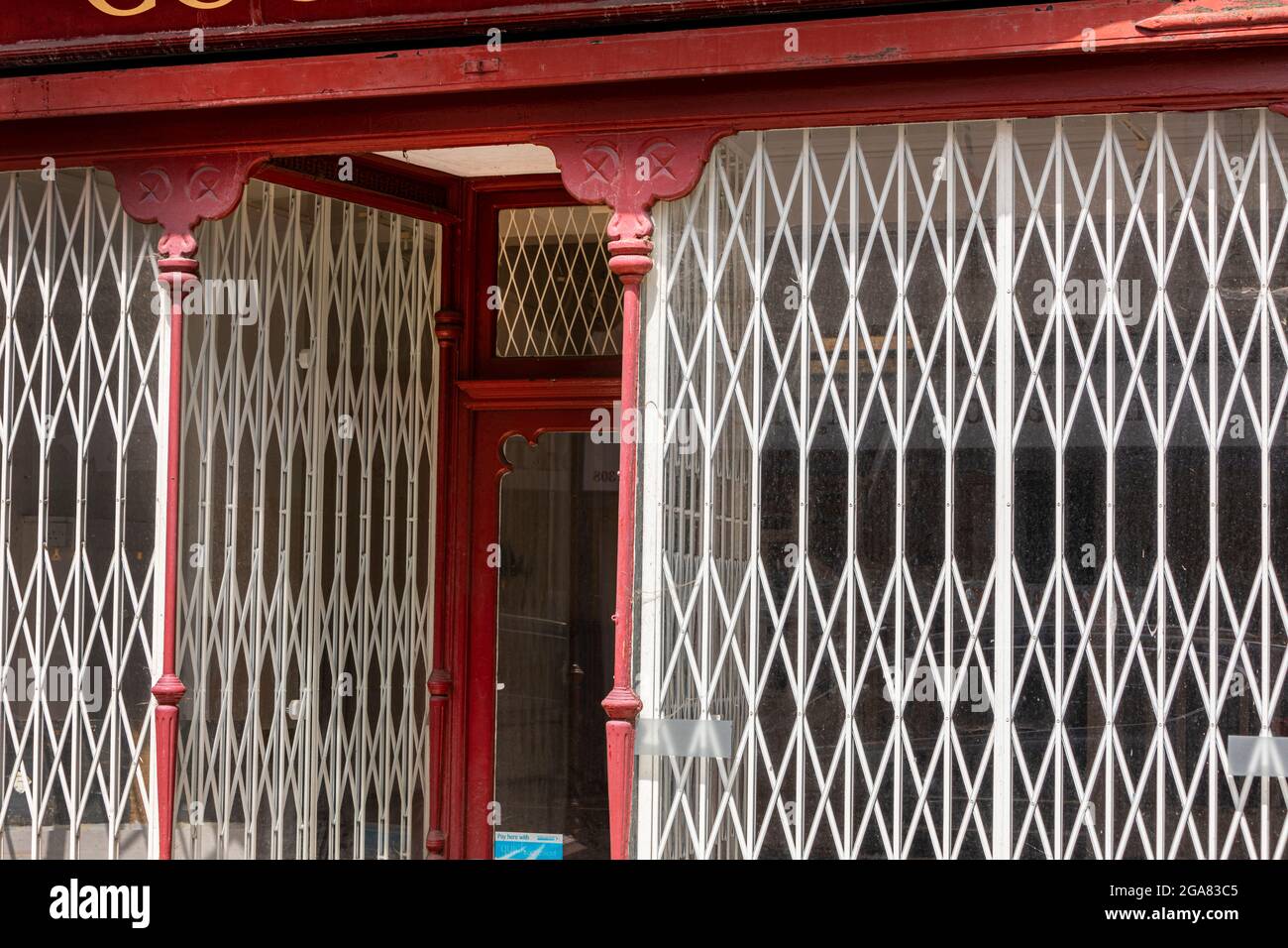 Empty high street shop window hi-res stock photography and images - Alamy