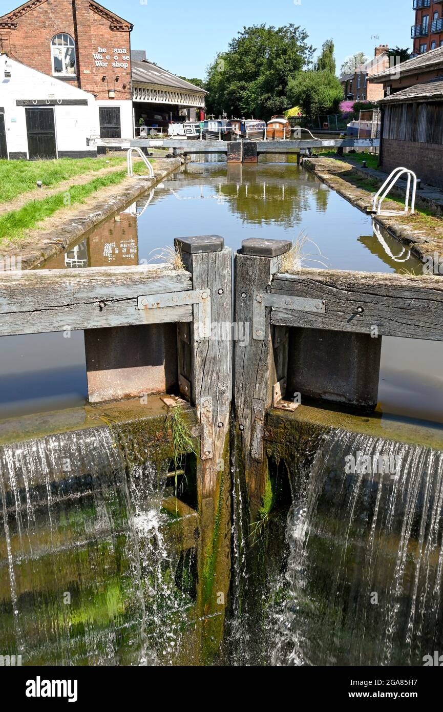 Overflow gate hi-res stock photography and images - Alamy