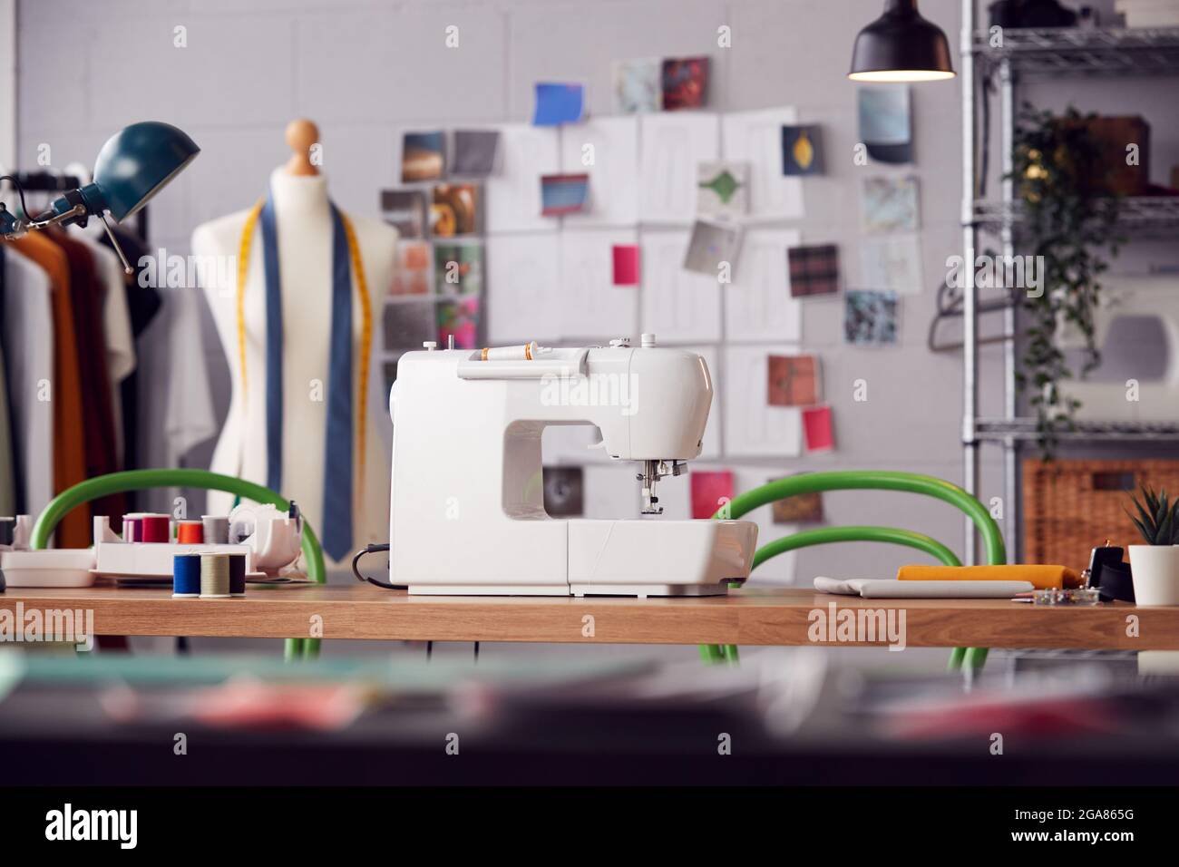 Empty design studio clothing hi-res stock photography and images - Alamy