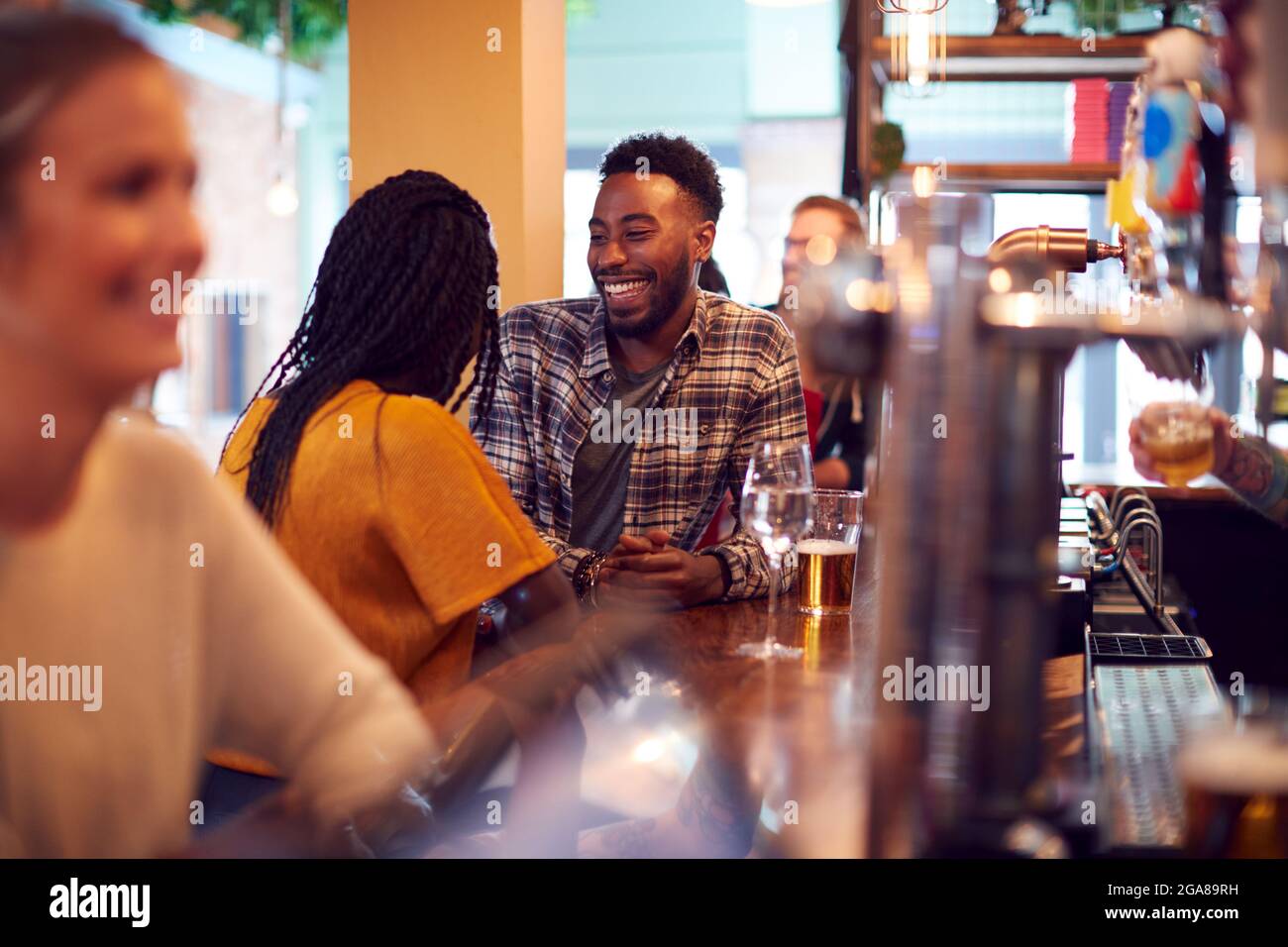 Pub bar counter busy hi-res stock photography and images - Alamy