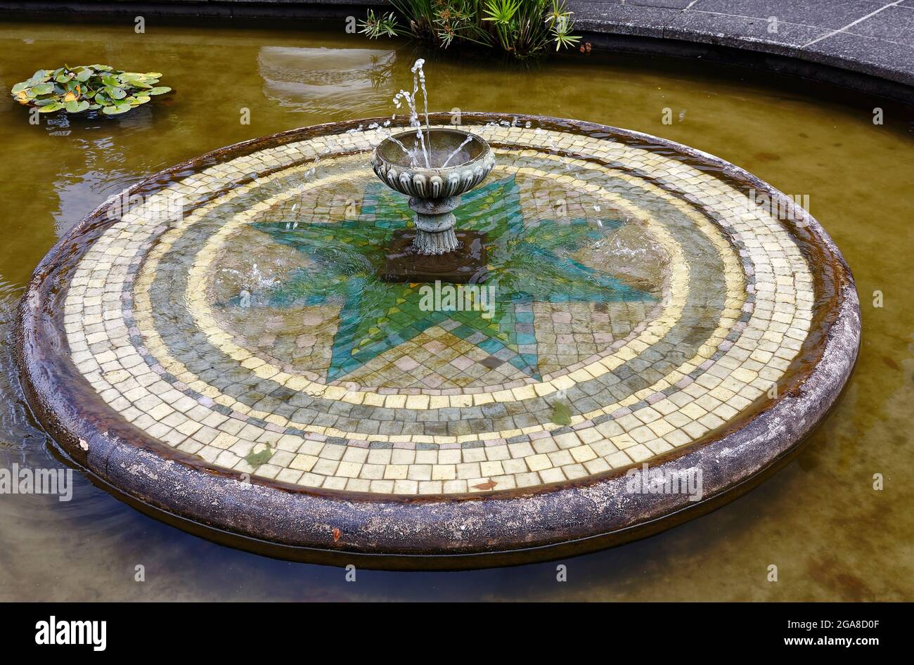Circular pond with fountain hi-res stock photography and images - Alamy