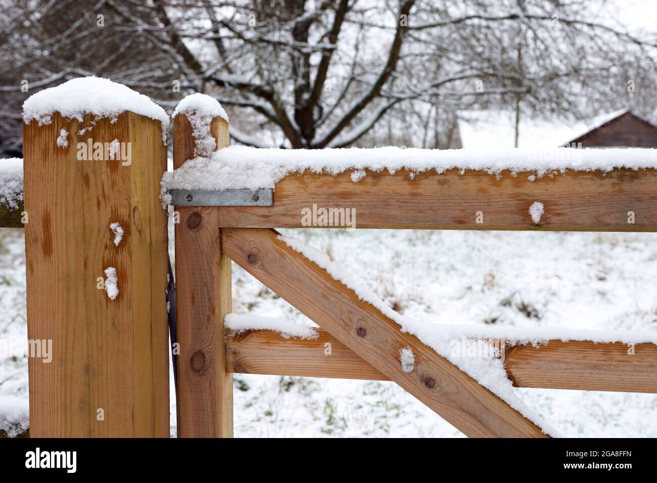 Snow covered wooden gate hi-res stock photography and images - Alamy