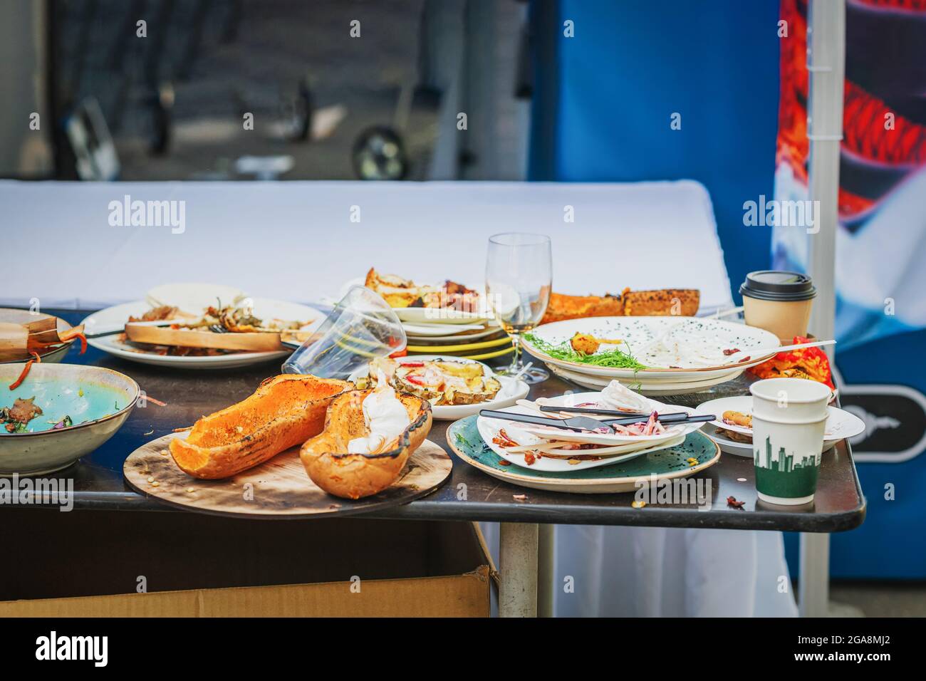 Abandoned dinner table hi-res stock photography and images - Alamy