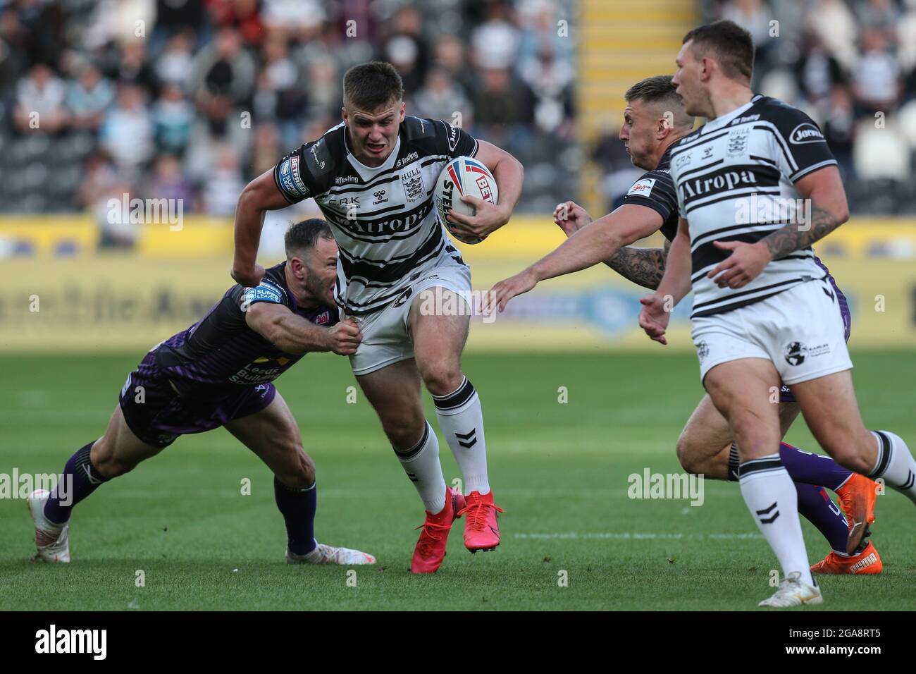 Connor Wynne (23) of Hull FC runs at the Leeds defence Stock Photo - Alamy