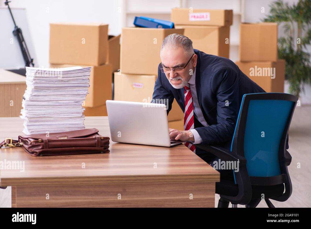 Old male employee in relocation concept Stock Photo - Alamy
