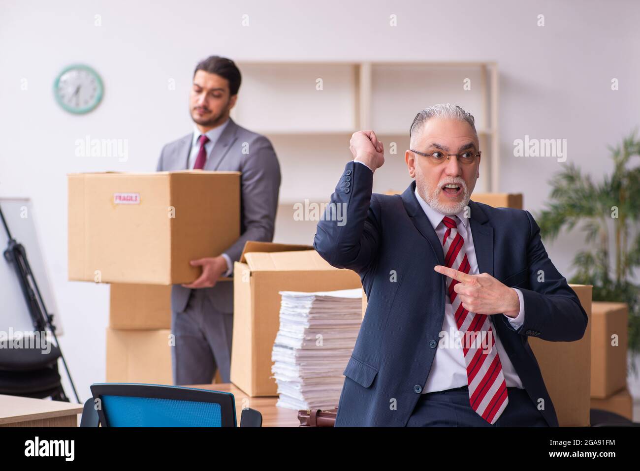 Two employees in relocation concept Stock Photo - Alamy