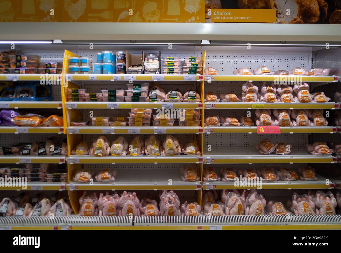 Chicken on supermarket shelf hi-res stock photography and images - Alamy