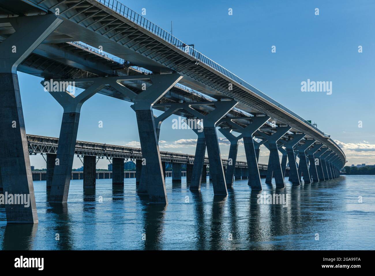 Samuel de champlain bridge montreal hi-res stock photography and images ...