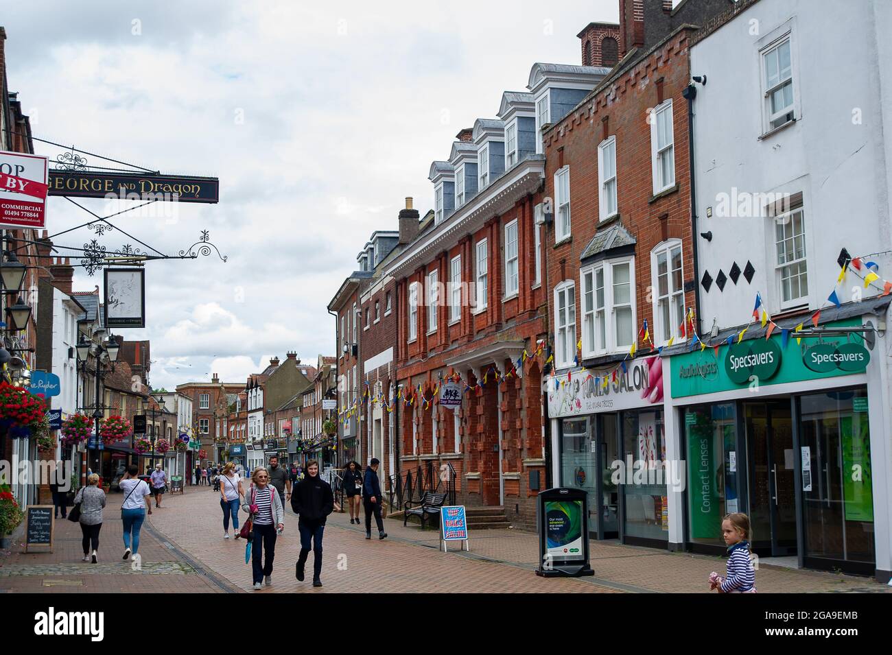 Chesham, Buckinghamshire, UK. 28th July, 2021. Shoppers in Chesham High ...