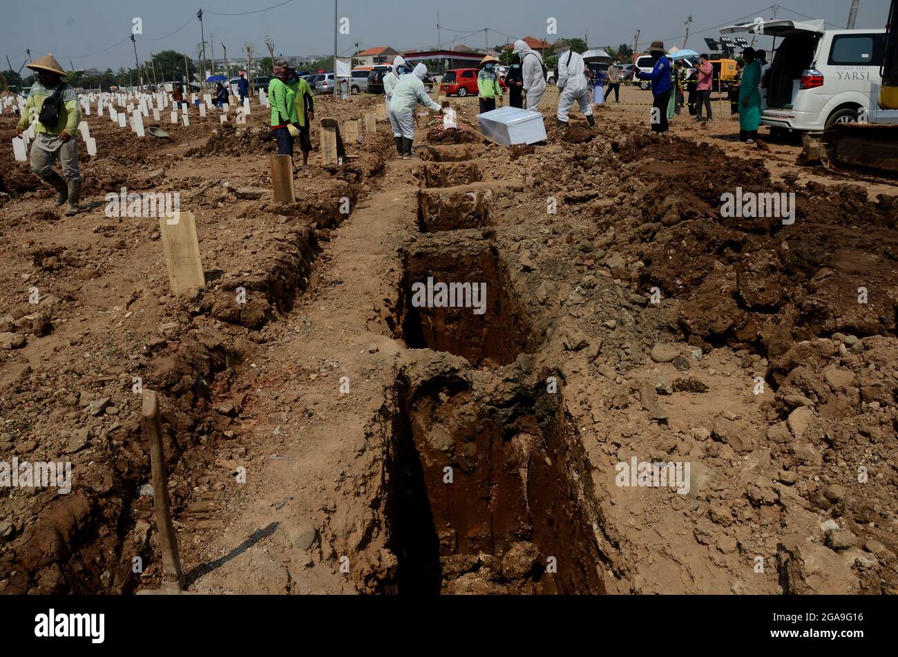 Dead bodies in burial ground hi-res stock photography and images - Alamy