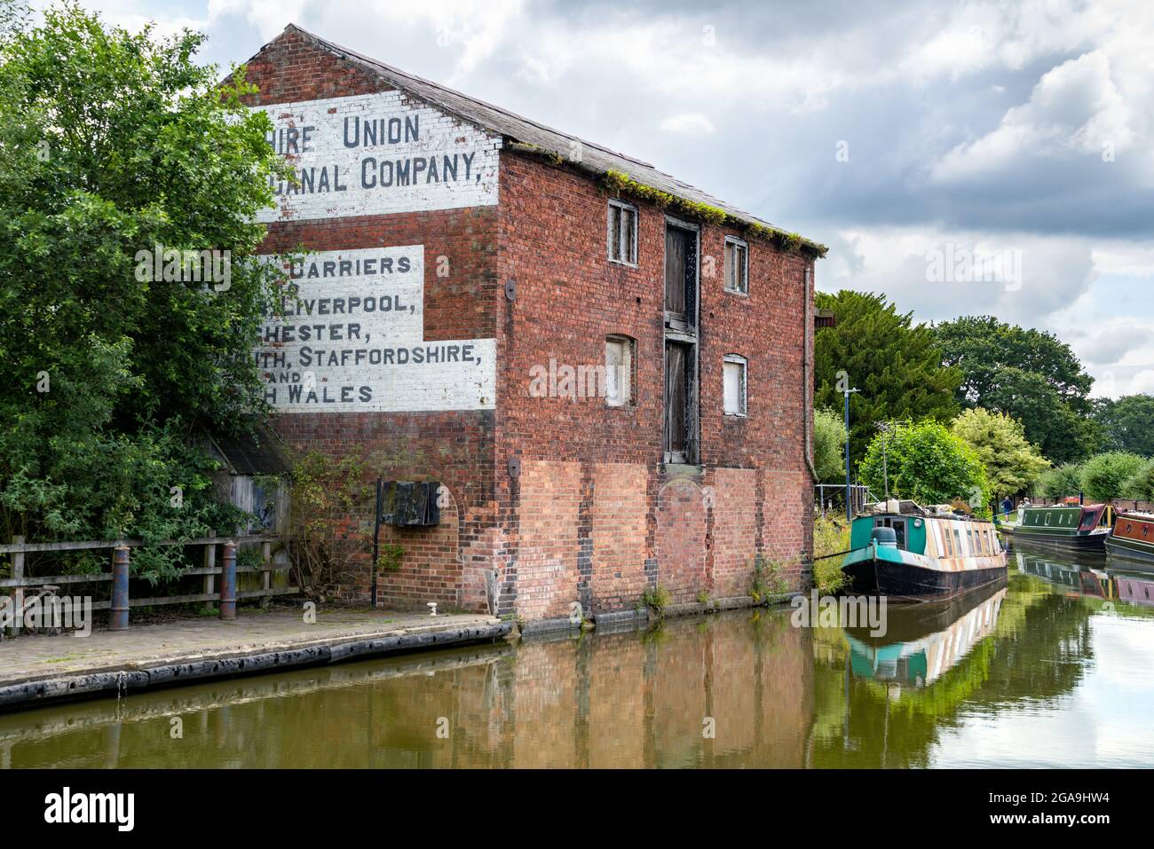 ELLESMERE, SHROPSHIRE, UK - JULY 12 : Narrow boats in Ellesmere ...