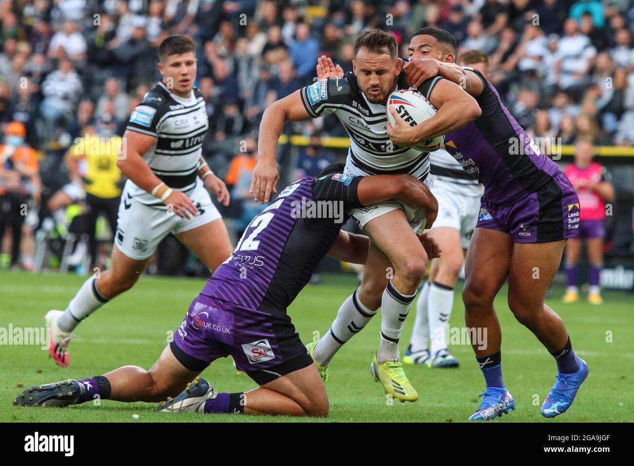 Josh Reynolds (6) of Hull FC runs at the Leeds defence Stock Photo - Alamy