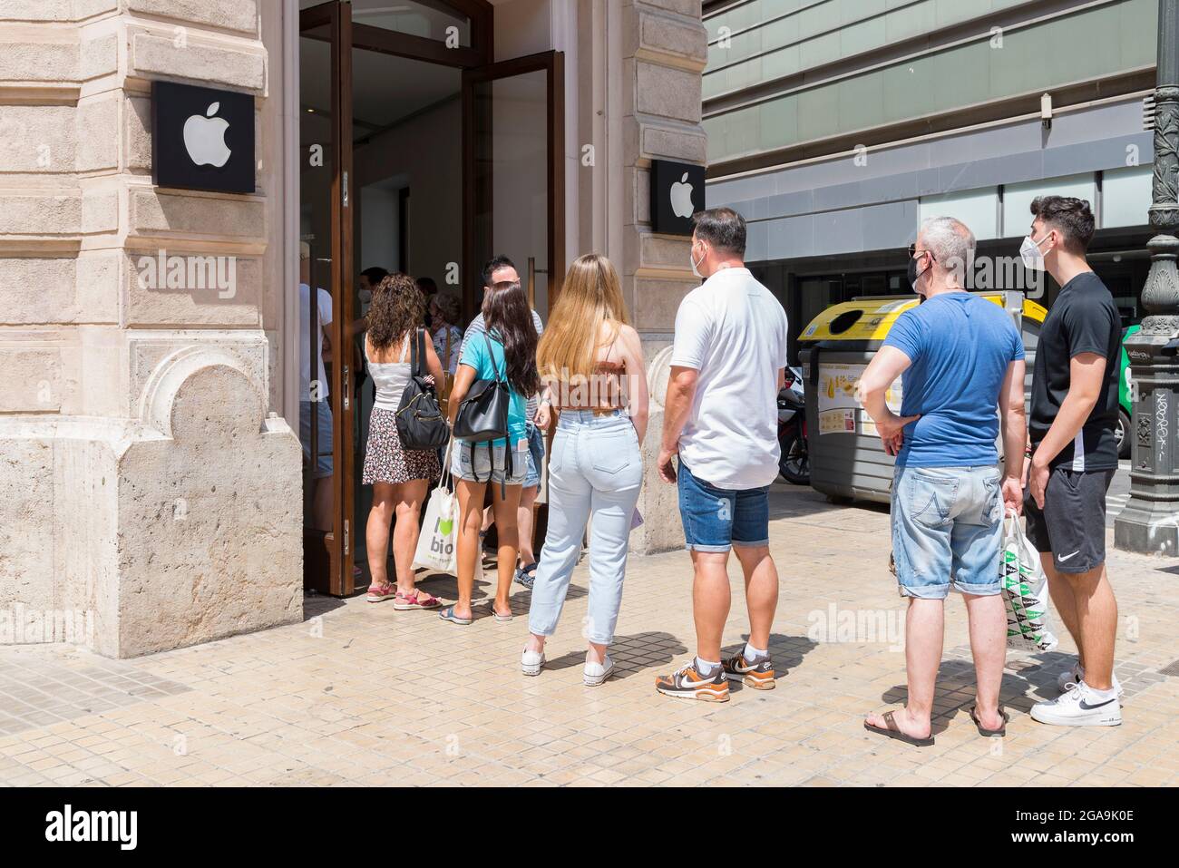 People queuing at an Apple store in Valencia Stock Photo - Alamy