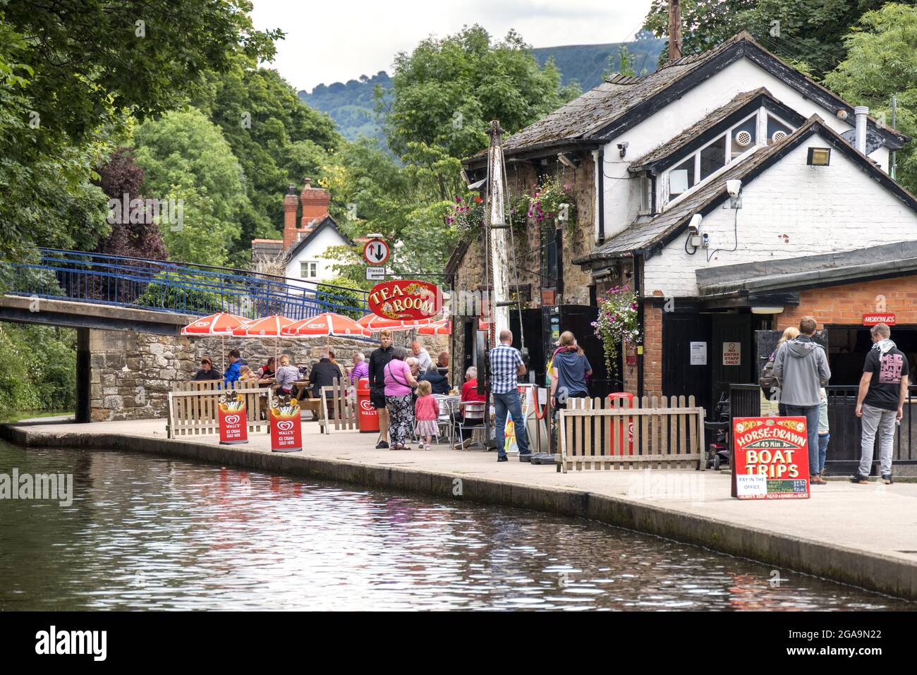 LLANGOLLEN, DENBIGHSHIRE, WALES - JULY 11 : Tea Room on the Llangollen ...