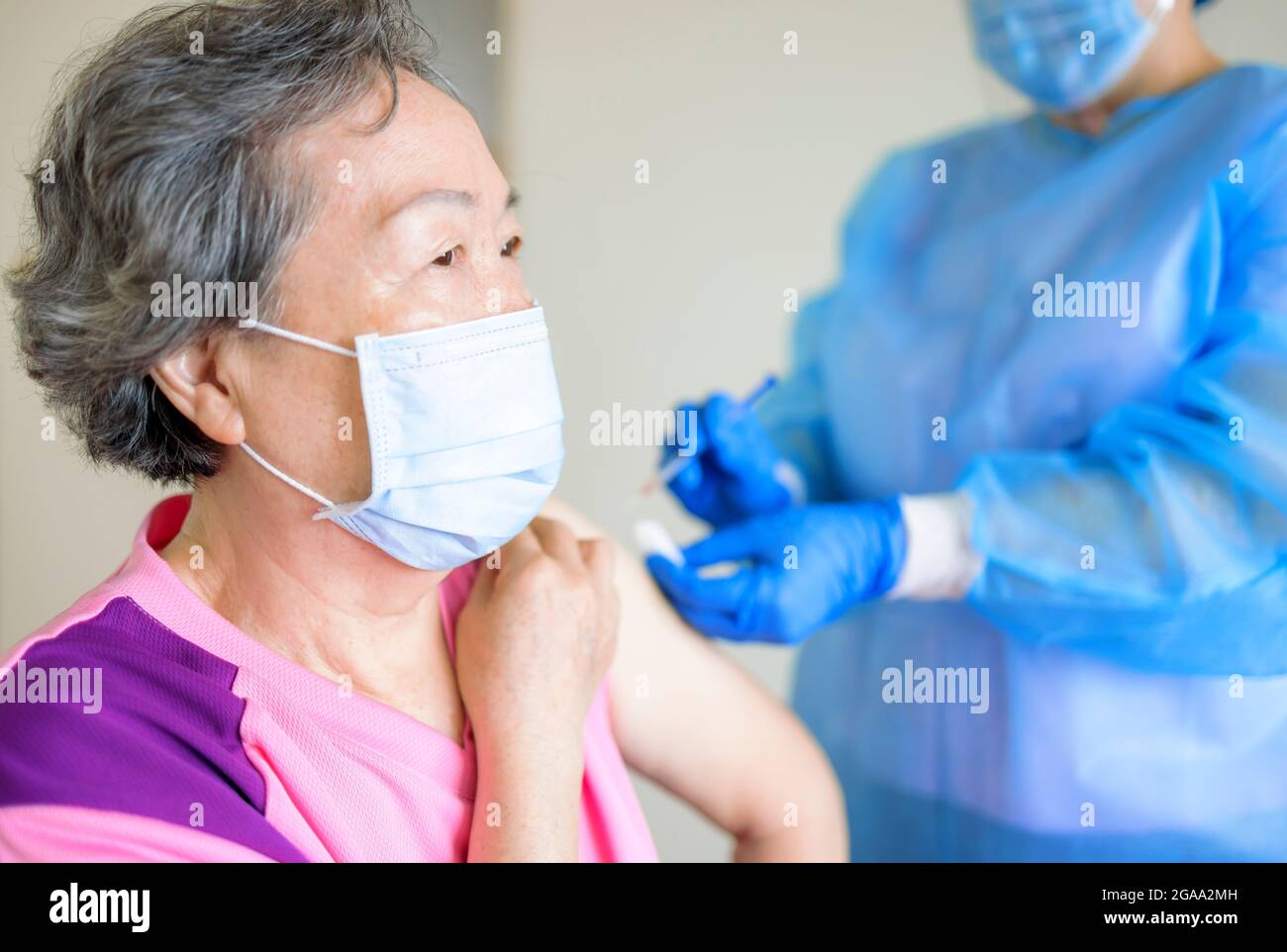 Doctor injection woman hi-res stock photography and images - Alamy
