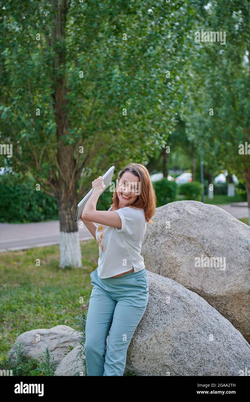 angry woman wants to smash laptop out of anger Stock Photo - Alamy