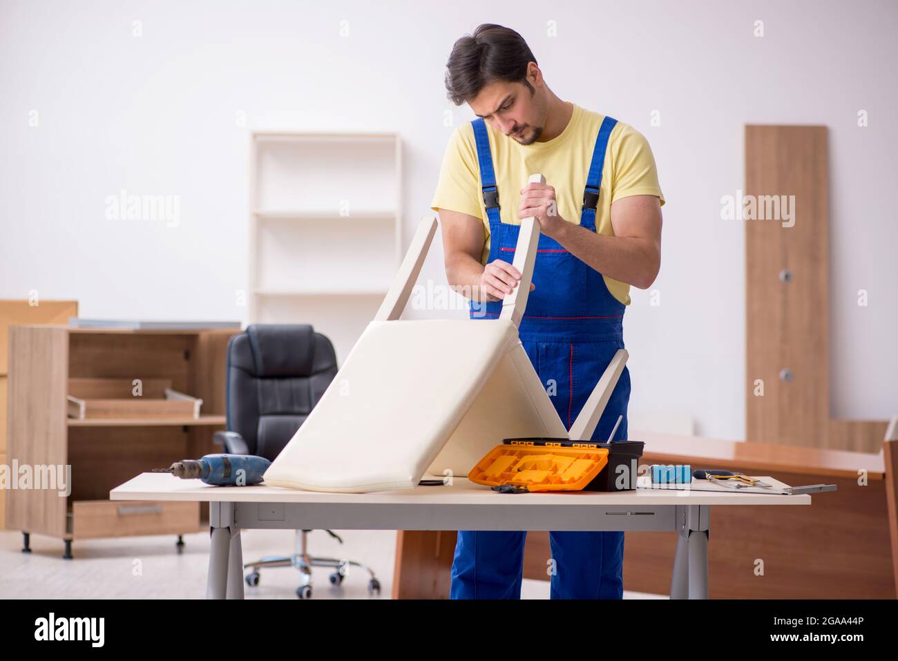 Workman assembling office chair hi-res stock photography and images - Alamy