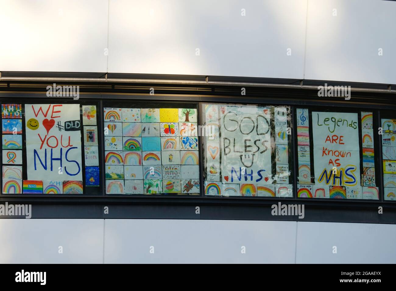 Children's drawings line windows close to St Thomas' Hospital in London ...