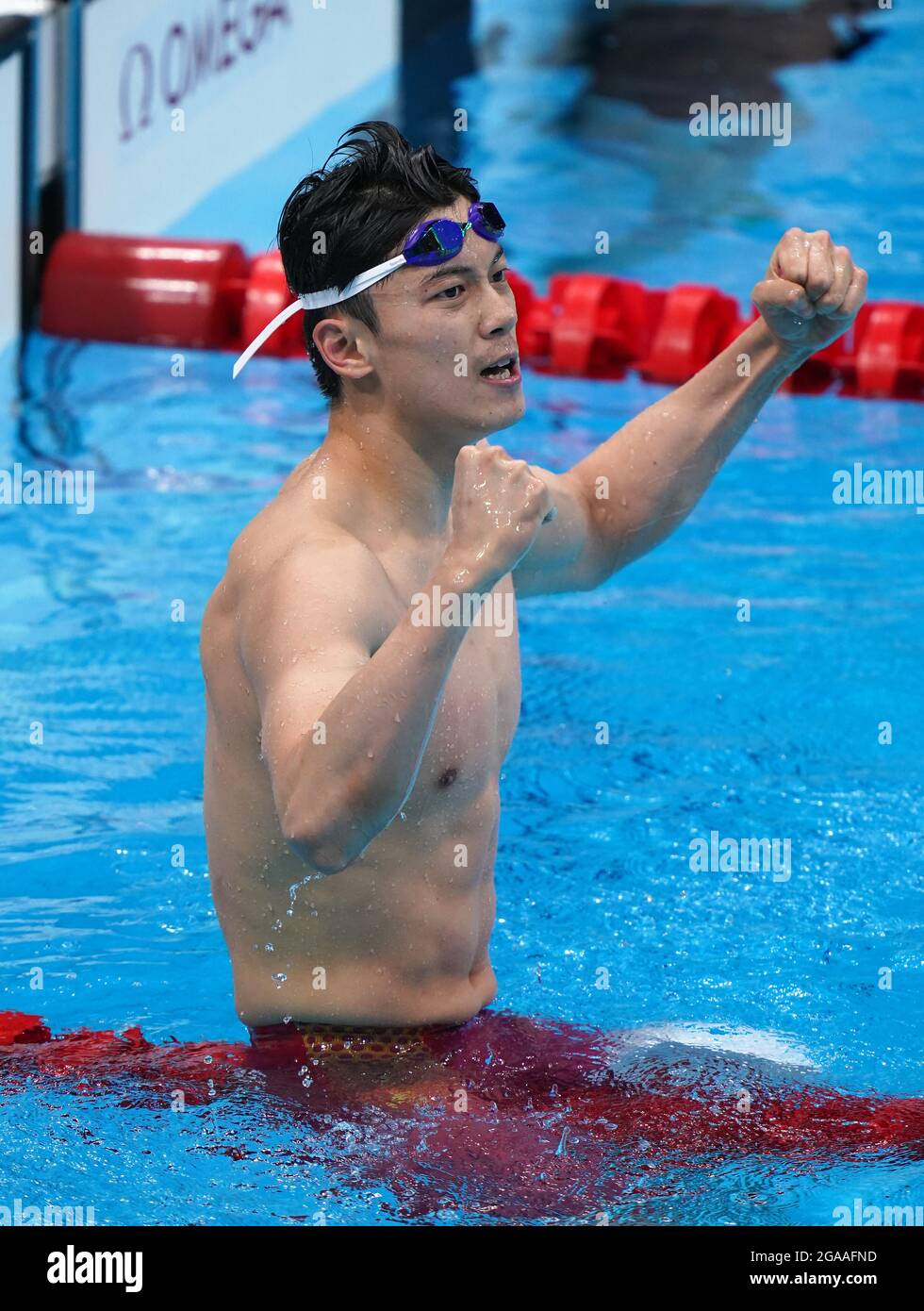 China's Shun Wang celebrates gold in the Men's 200m Individual Medley ...