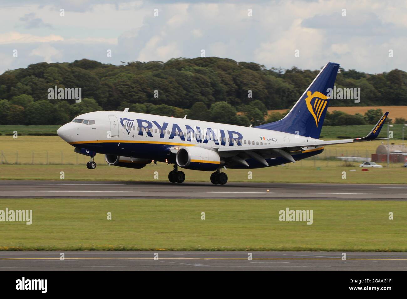 Boeing 737 700 ryanair hi-res stock photography and images - Alamy